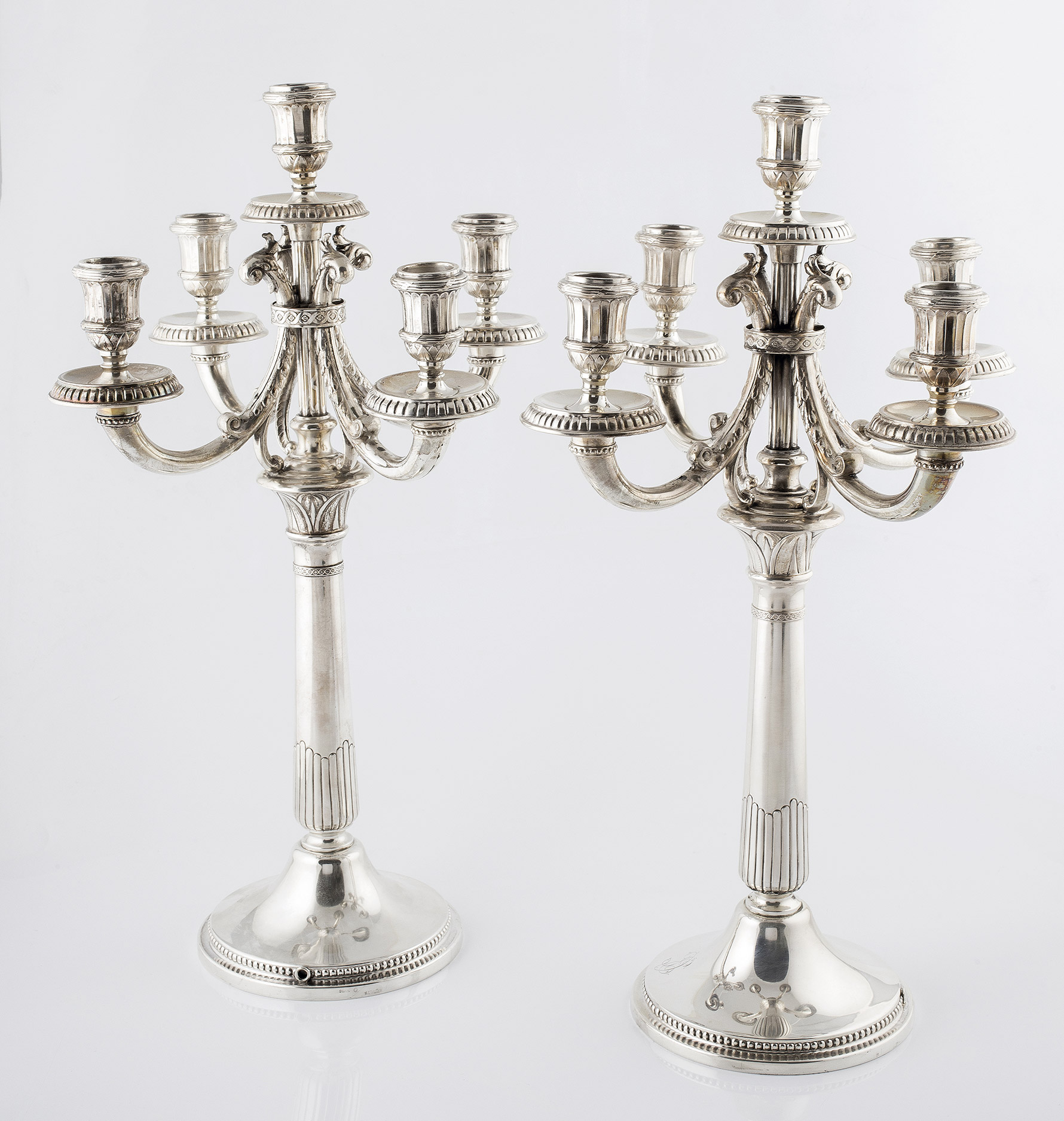 CandelabroRealizados en plata en su color de 916 mm. Base ci