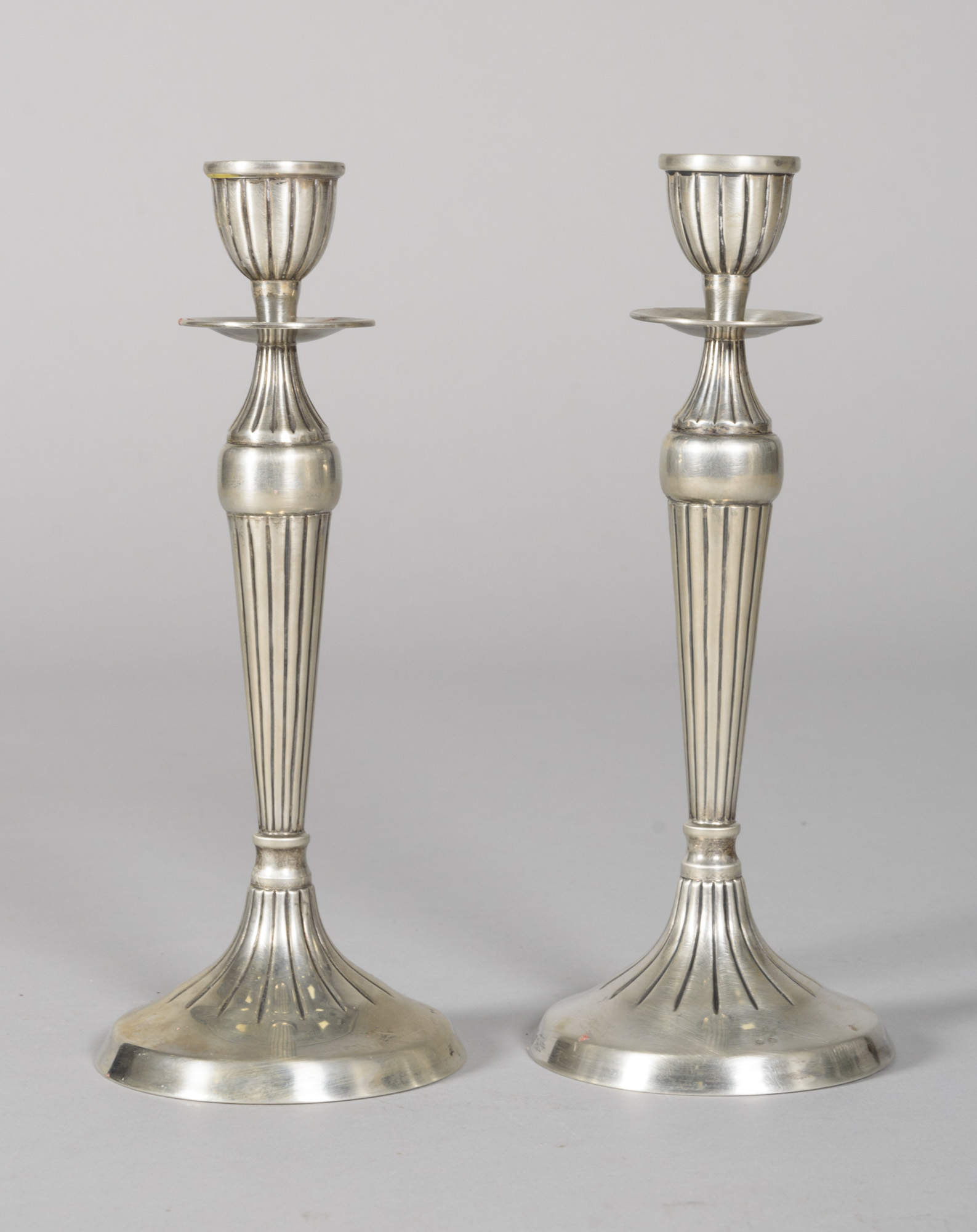 PAREJA DE CANDELEROS EN PLATA ESTILO INGLÉS,