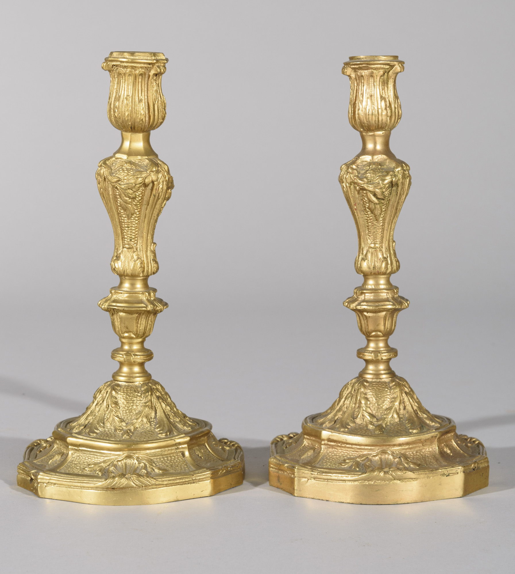 PAREJA DE CANDELEROS FRANCESES ESTILO ROCOCO, Bronce dorado