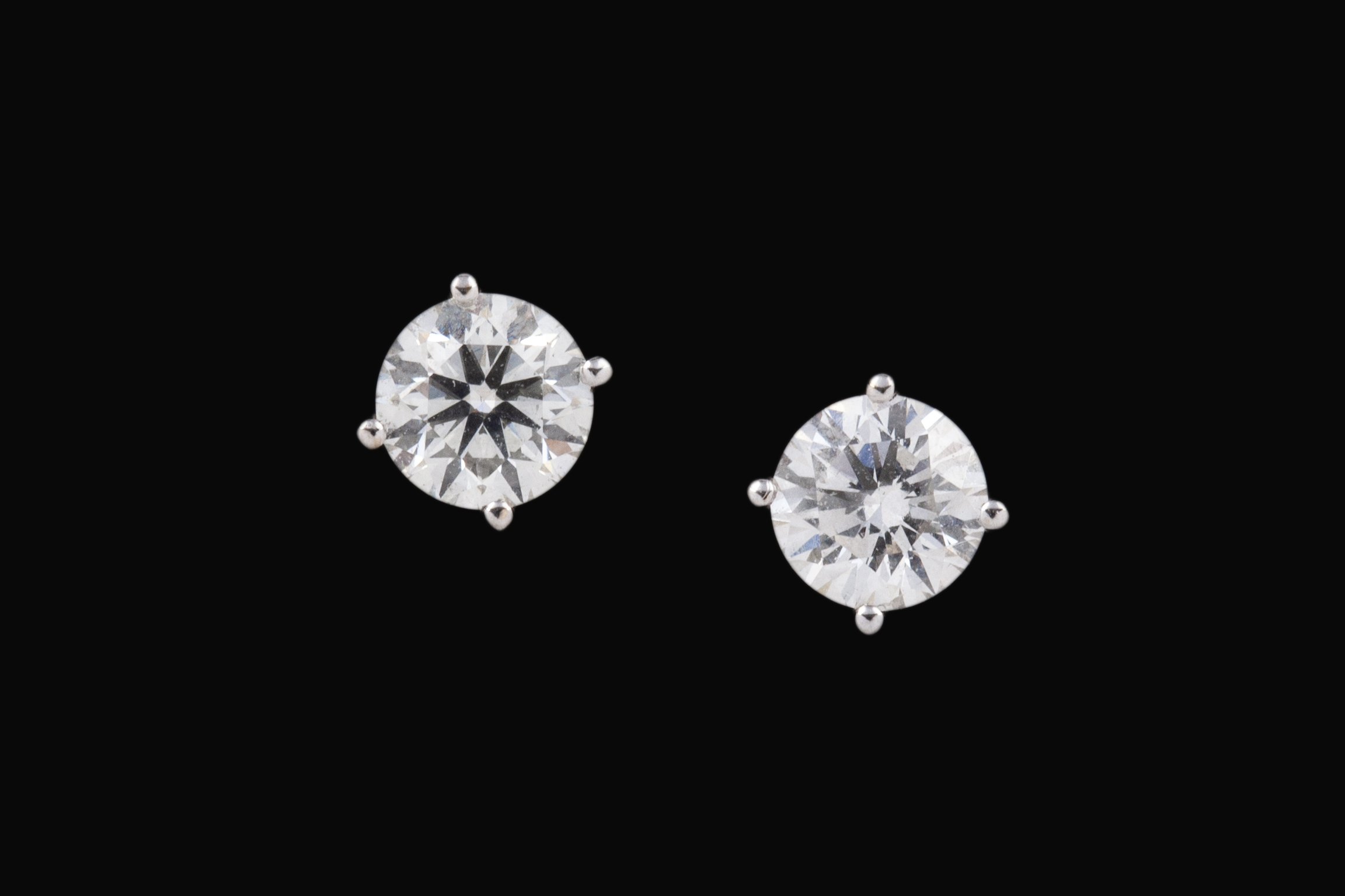 PENDIENTES DORMILONAS CON DIAMANTES EN ORO 18 KT.